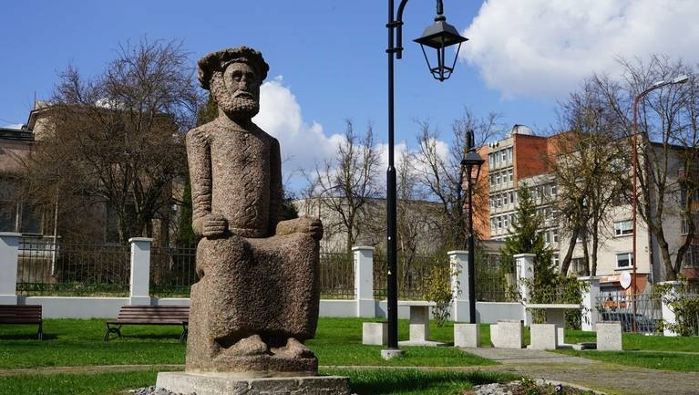 SKULPTŪRA „PERKŪNAS“ (A. RAUDONIS)